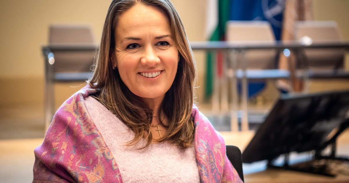 Parókia – Palást és egyenruha